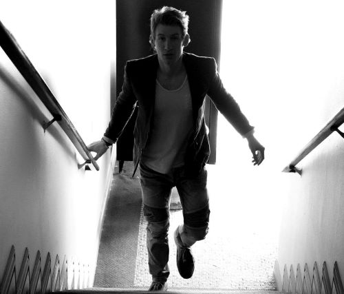 “Down A Dusty Road” es el nuevo sencillo de Alex Stickels