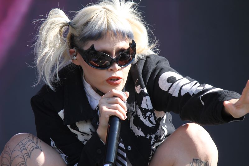 “Bruses”, la Revelación que Desbordó el Escenario Comuna con su Energía ...