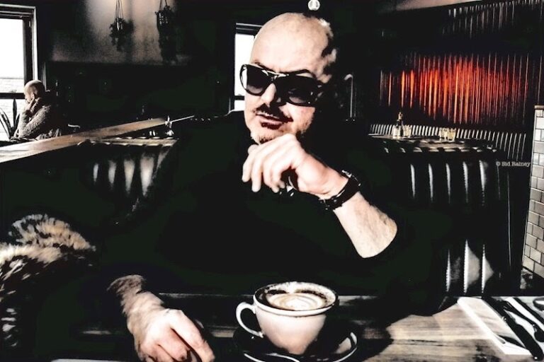 El enigmático irlandés PERRY BLAKE presenta el álbum 'Death of a ...