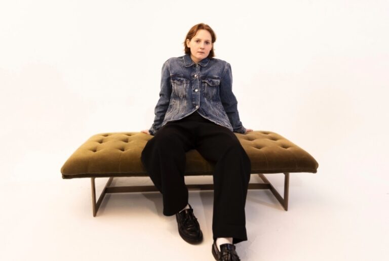 Charlie Houston reflexiona sobre el sentido de la vida en su álbum debut.