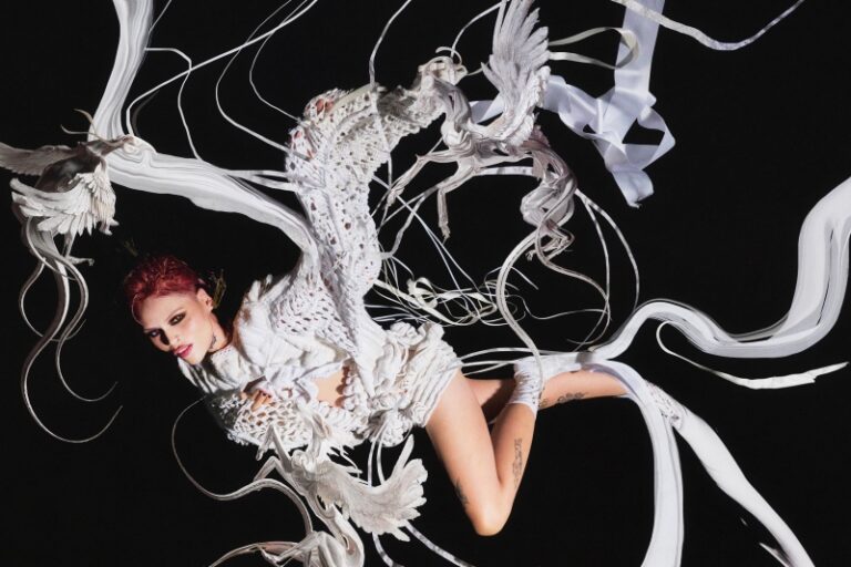 Bruses vuelve a la vida en su segundo álbum 'DESDE EL COMA'